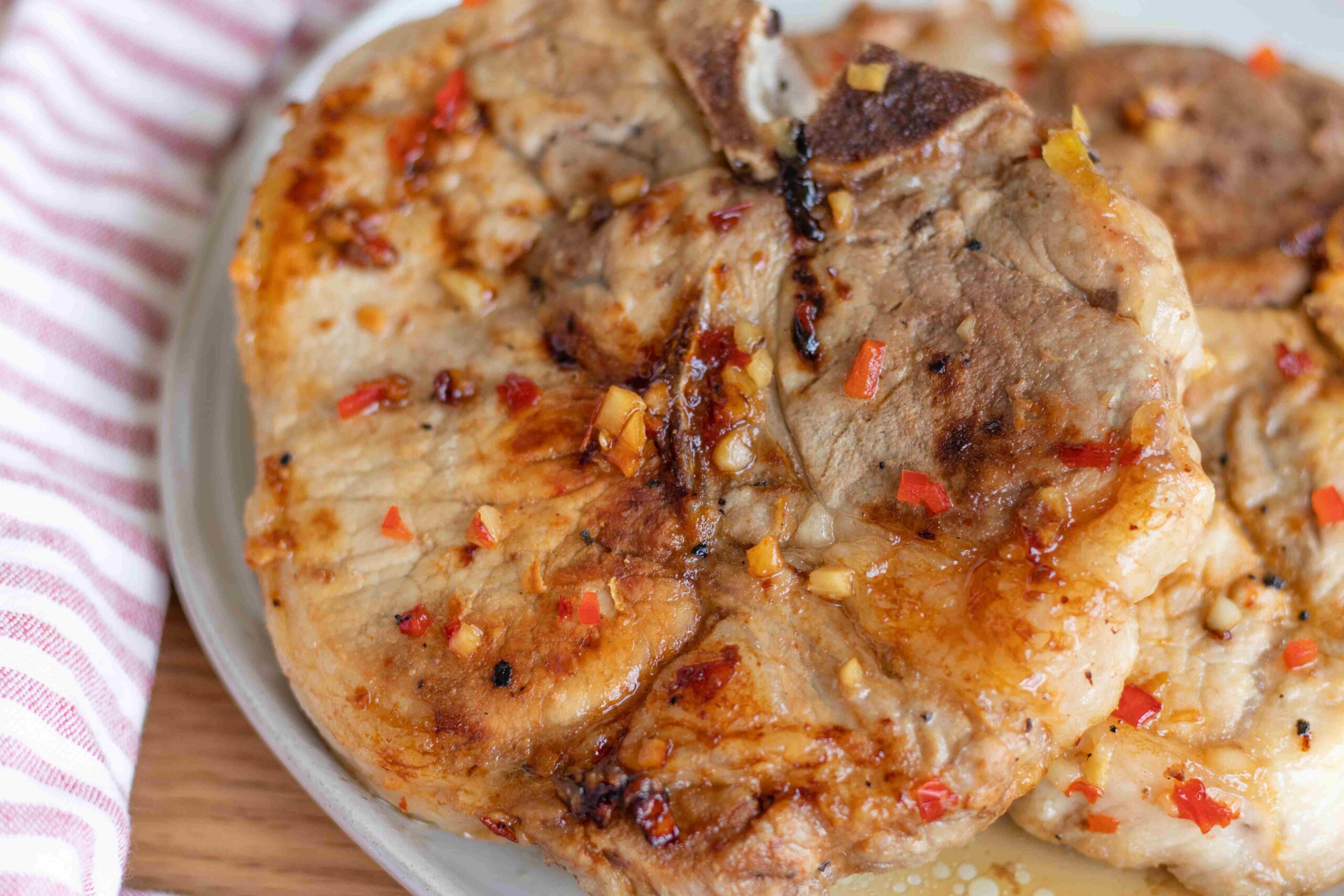 Chuletas de cerdo glaseadas con pimienta dulce - Common Threads