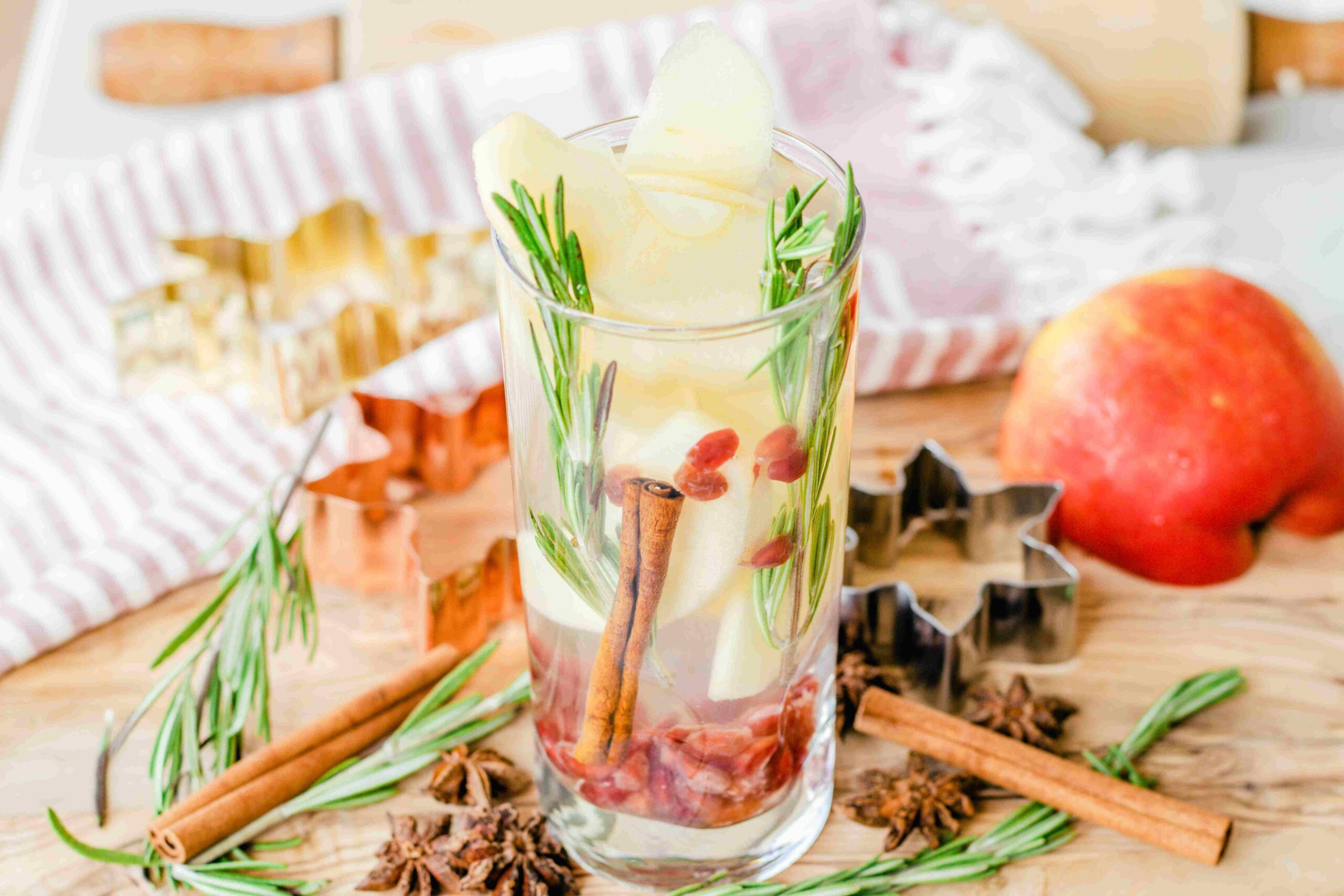 Agua con infusión de frutas para las fiestas - Common Threads